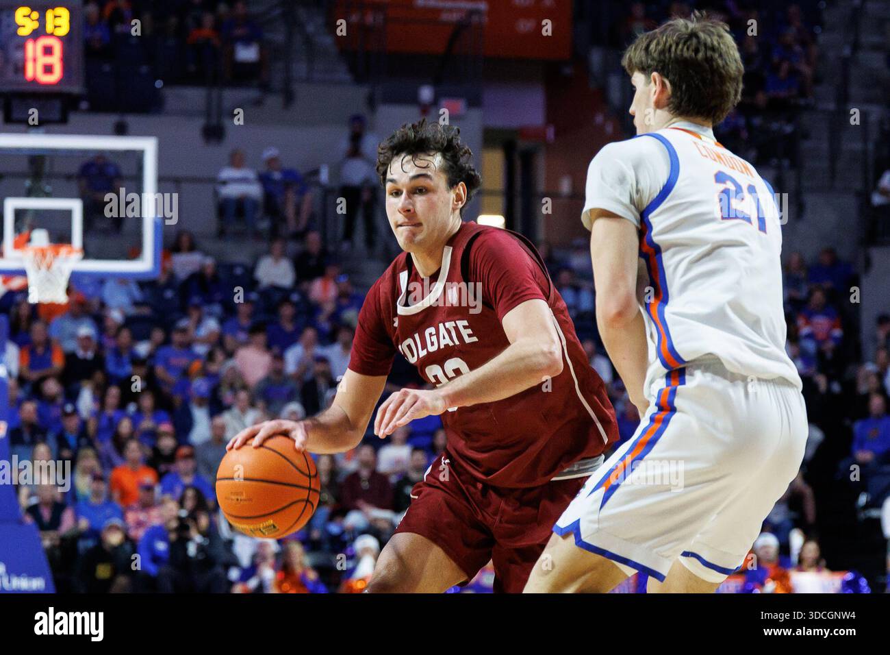 Colgate forward Sam Wright (33) drives past Florida forward Alex Condon ...