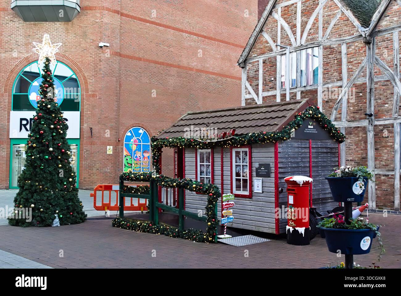 Santas grotto house christmas hi-res stock photography and images - Alamy