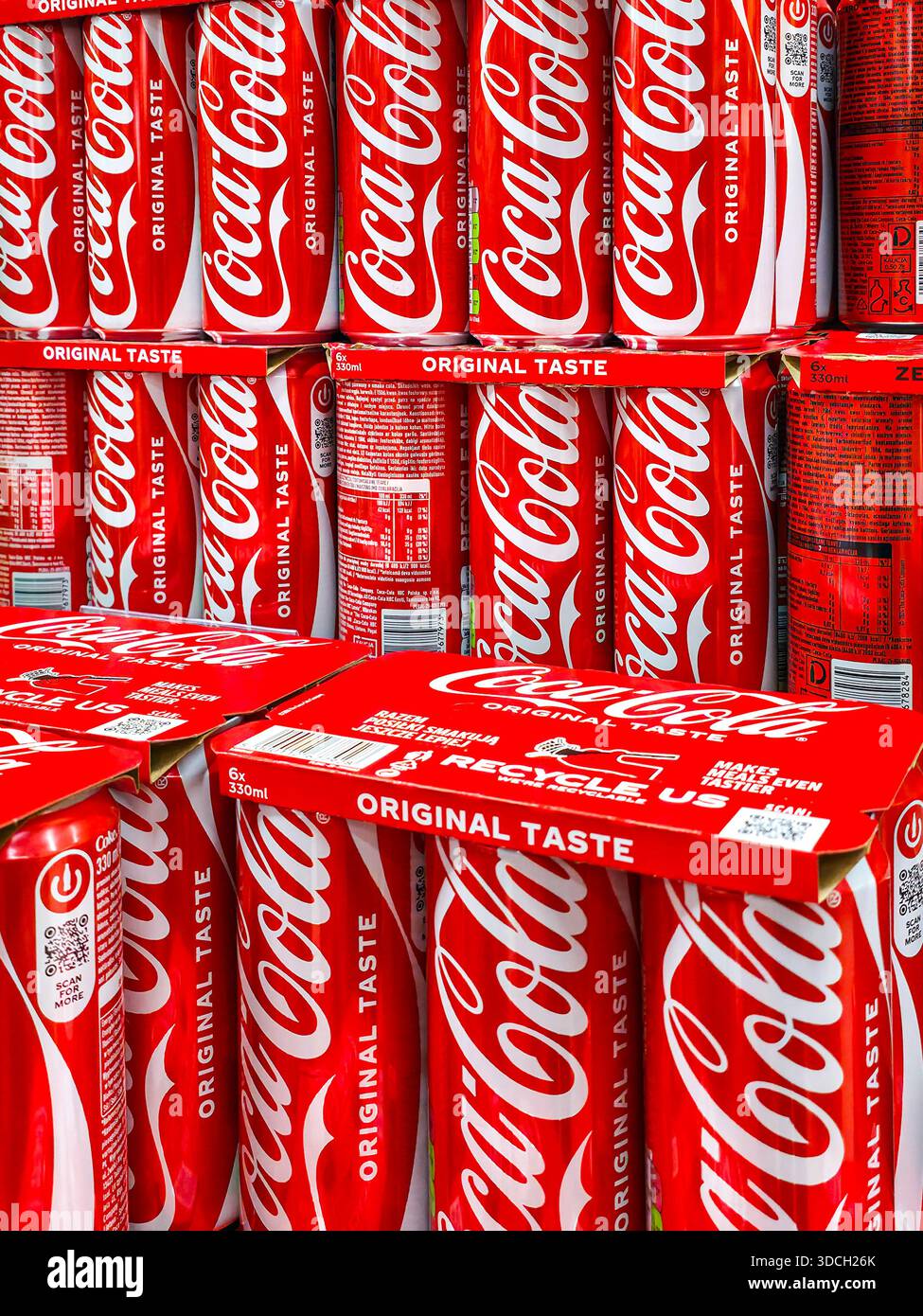Soft drink multipacks hi-res stock photography and images - Alamy