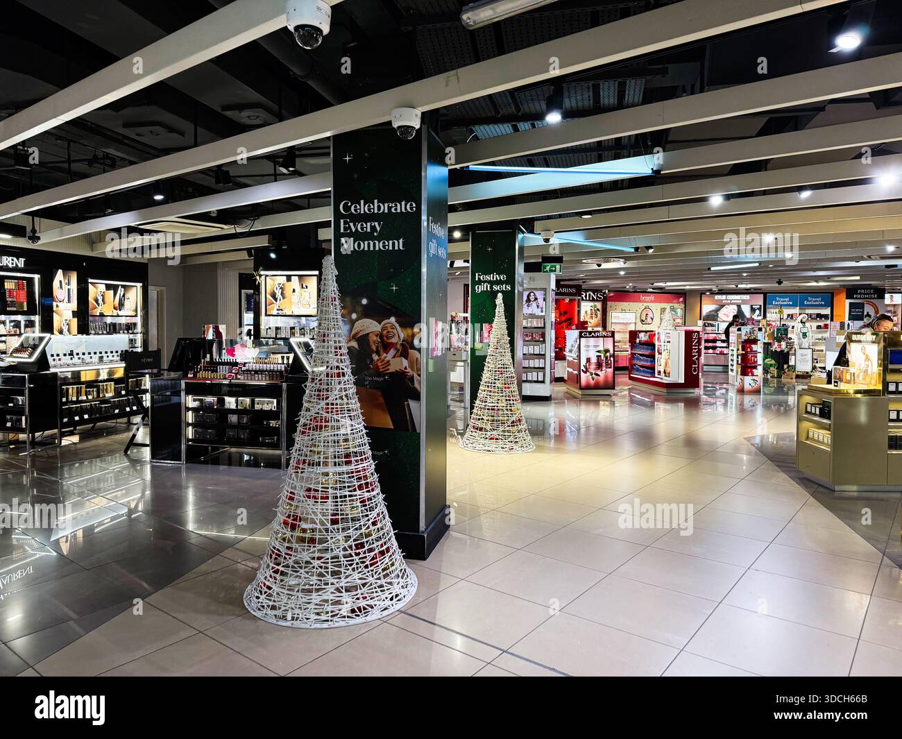 Manchester, UK - December 13, 2025: Festive shopping scene in a modern ...