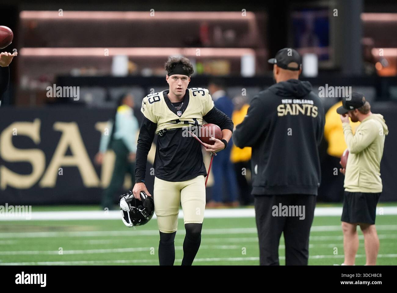 New Orleans Saints kicker Charlie Smyth (39) warms up before an NFL ...