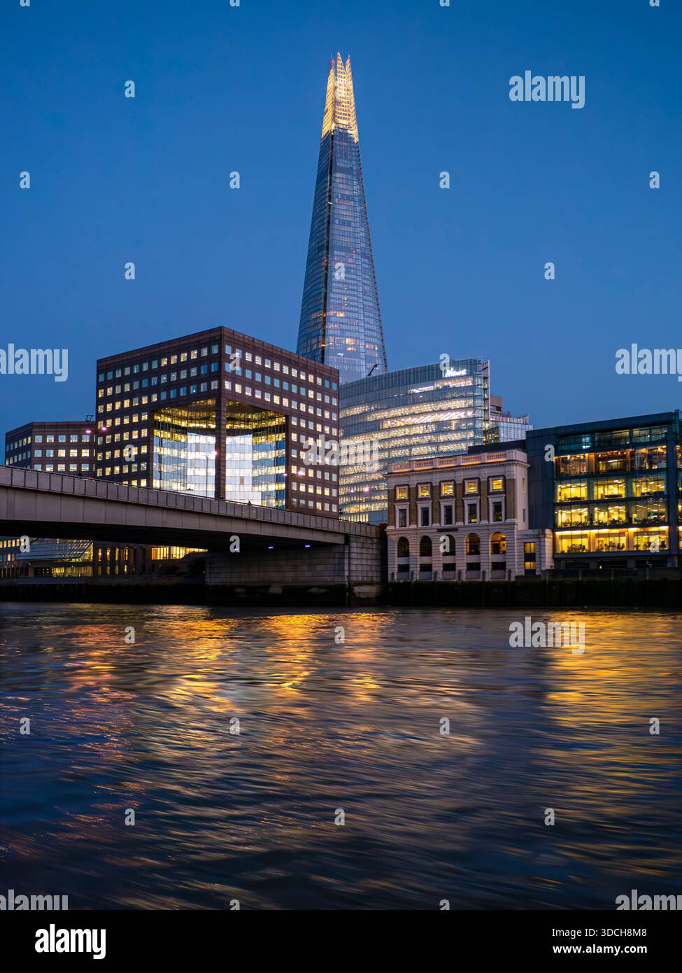 THE SHARD LONDON BRIDGE OFFICES LIGHTS ARCHITECTURE CITYSCAPE NIGHT ...