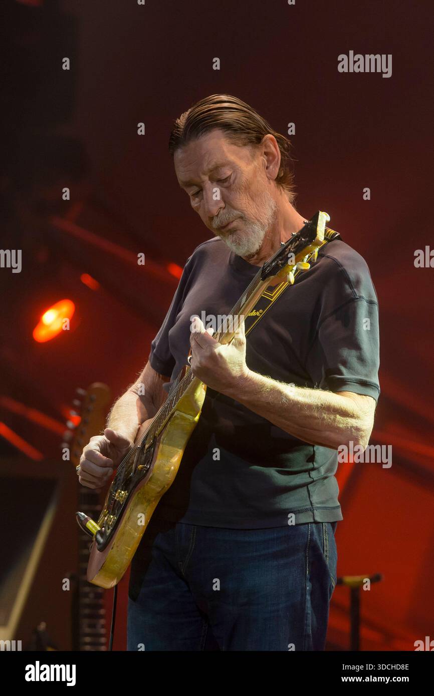Der britische Rockmusiker Chris Rea 66 während eines Auftrittes im ...