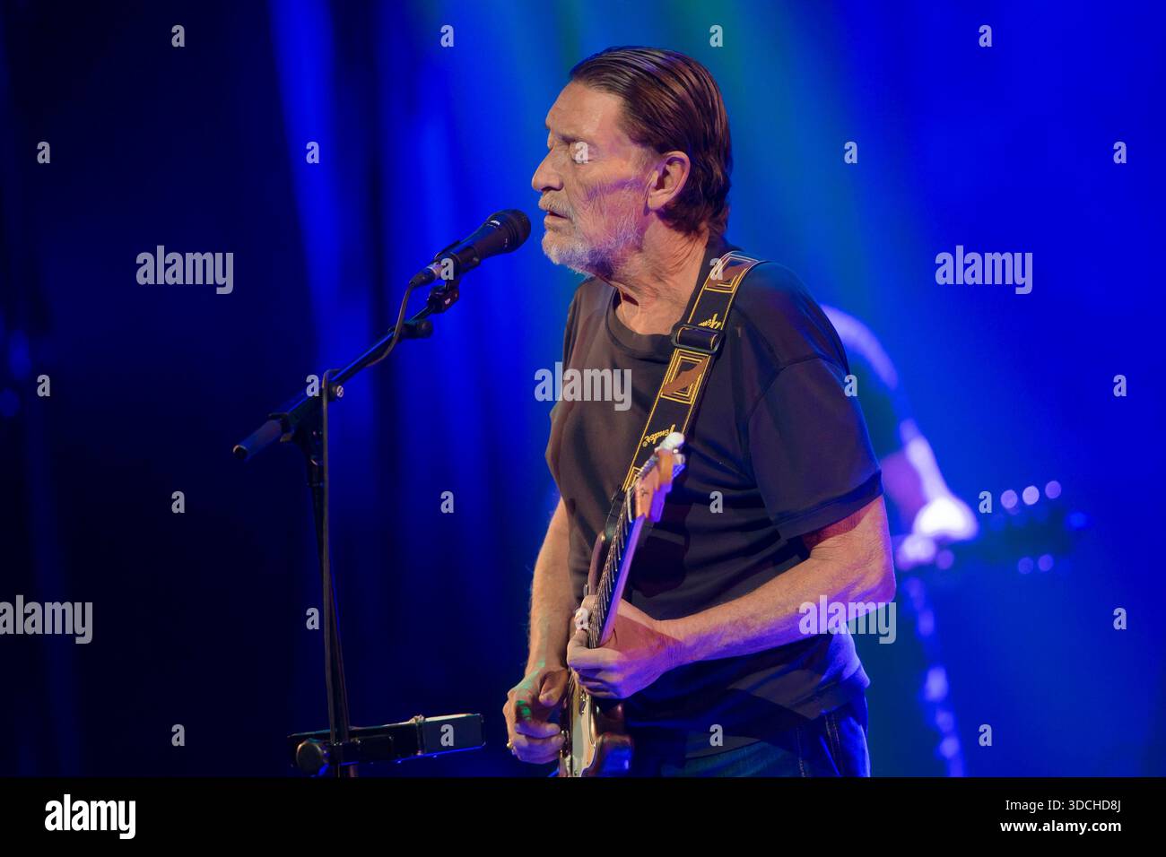 Der britische Rockmusiker Chris Rea 66 während eines Auftrittes im ...