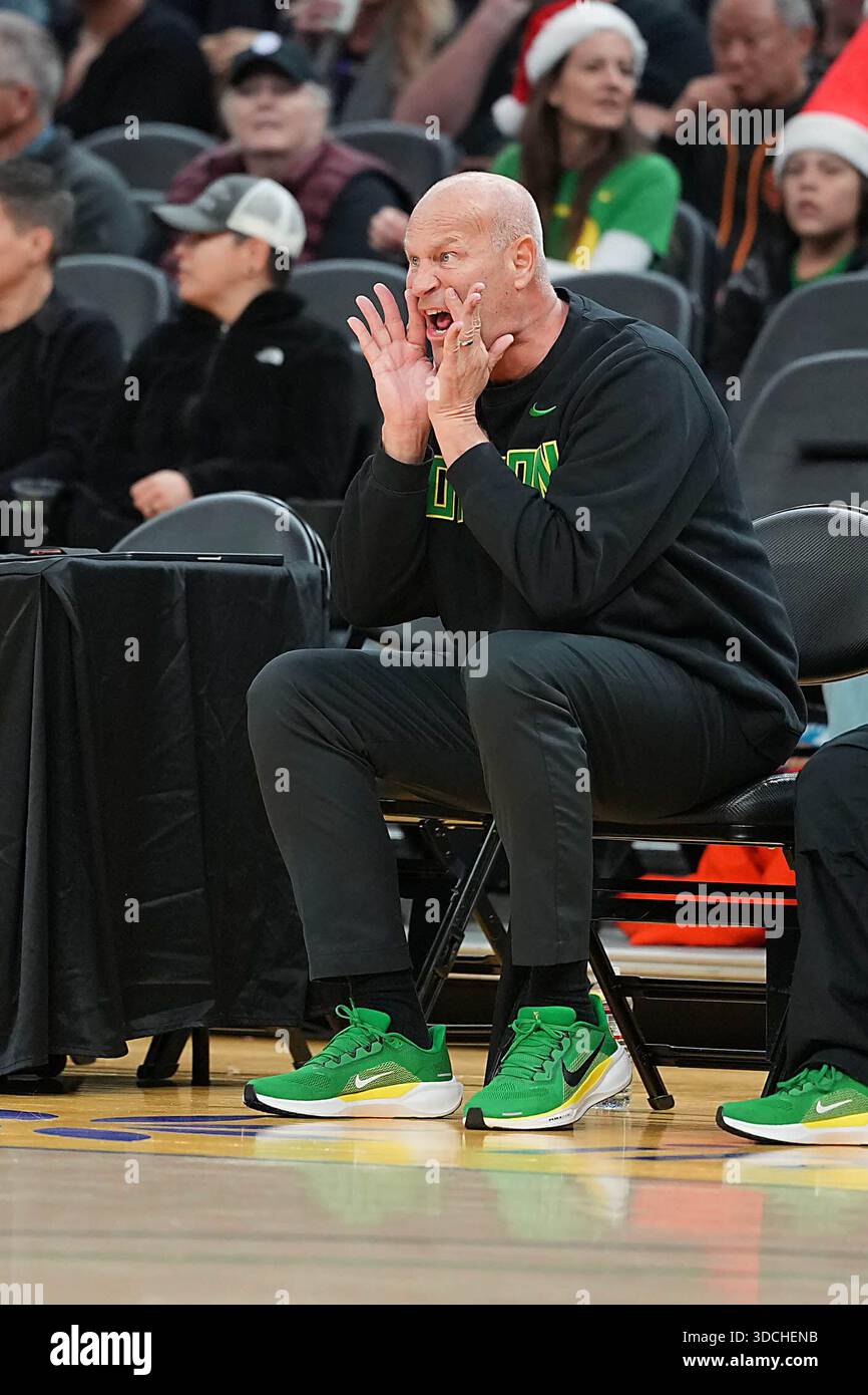 Oregon Ducks head coach Kelly Graves talk out a play during the ...