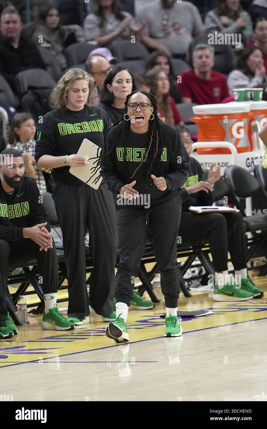 Oregon Ducks assistant coach Oti Gildon talk with the team during the ...