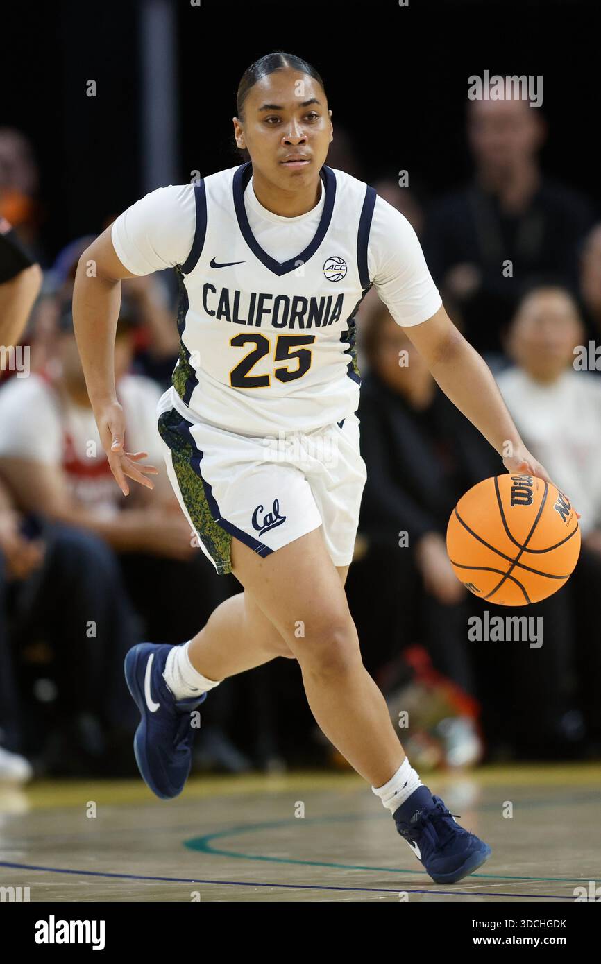 California guard Aliyahna Morris (25) dribbles the ball against USC in ...