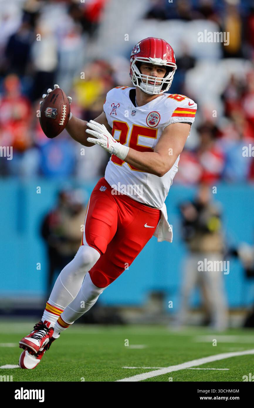 Kansas City Chiefs tight end Robert Tonyan (85) warms up prior to an ...
