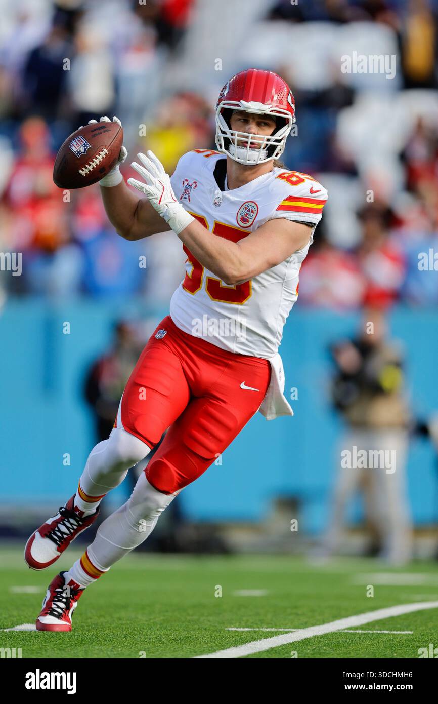 Kansas City Chiefs tight end Robert Tonyan (85) warms up prior to an ...