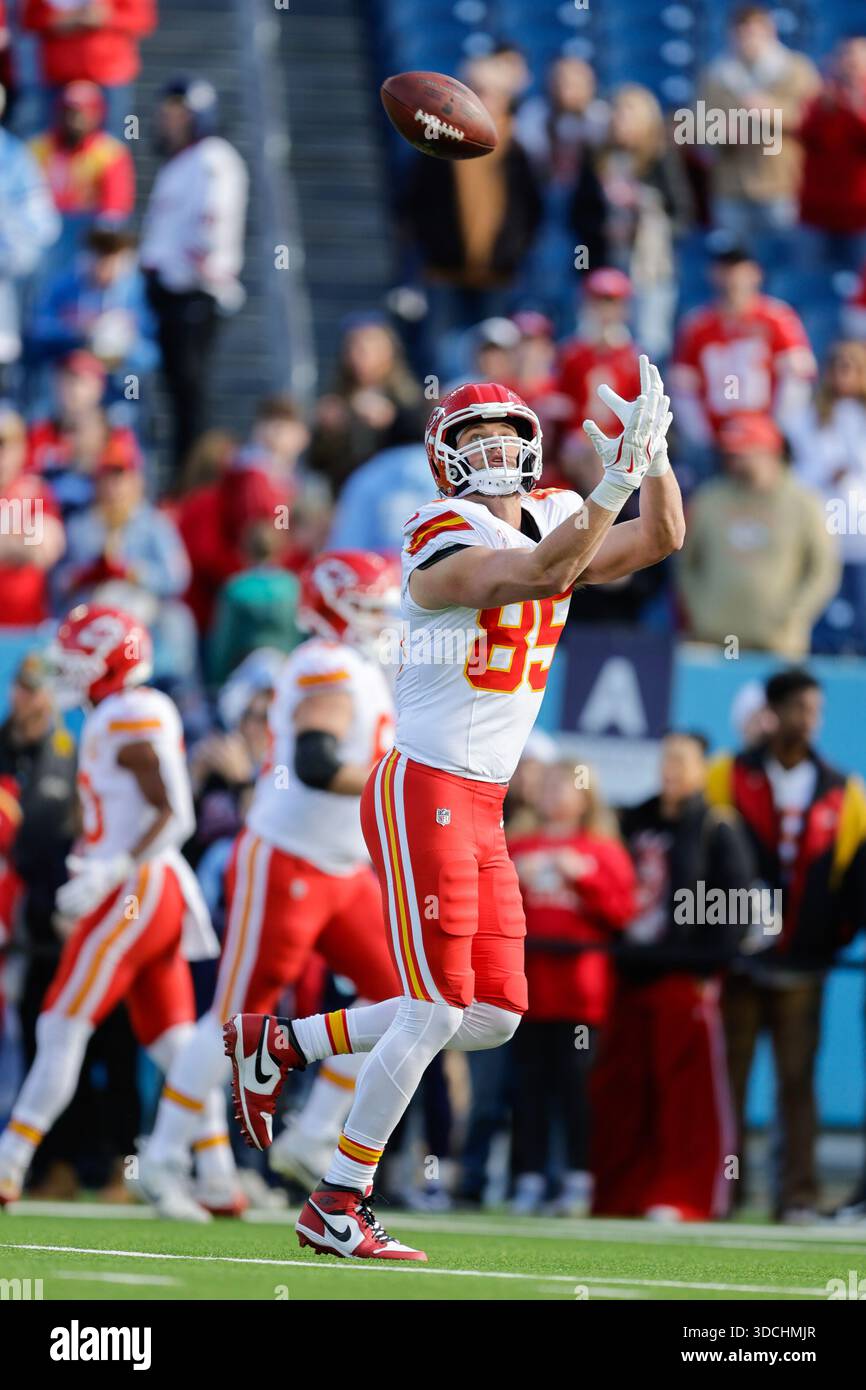 Kansas City Chiefs tight end Robert Tonyan (85) warms up prior to an ...