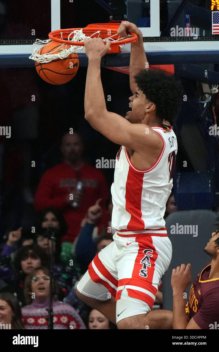 Arizona forward Koa Peat, top, dunks against Bethune-Cookman during the ...