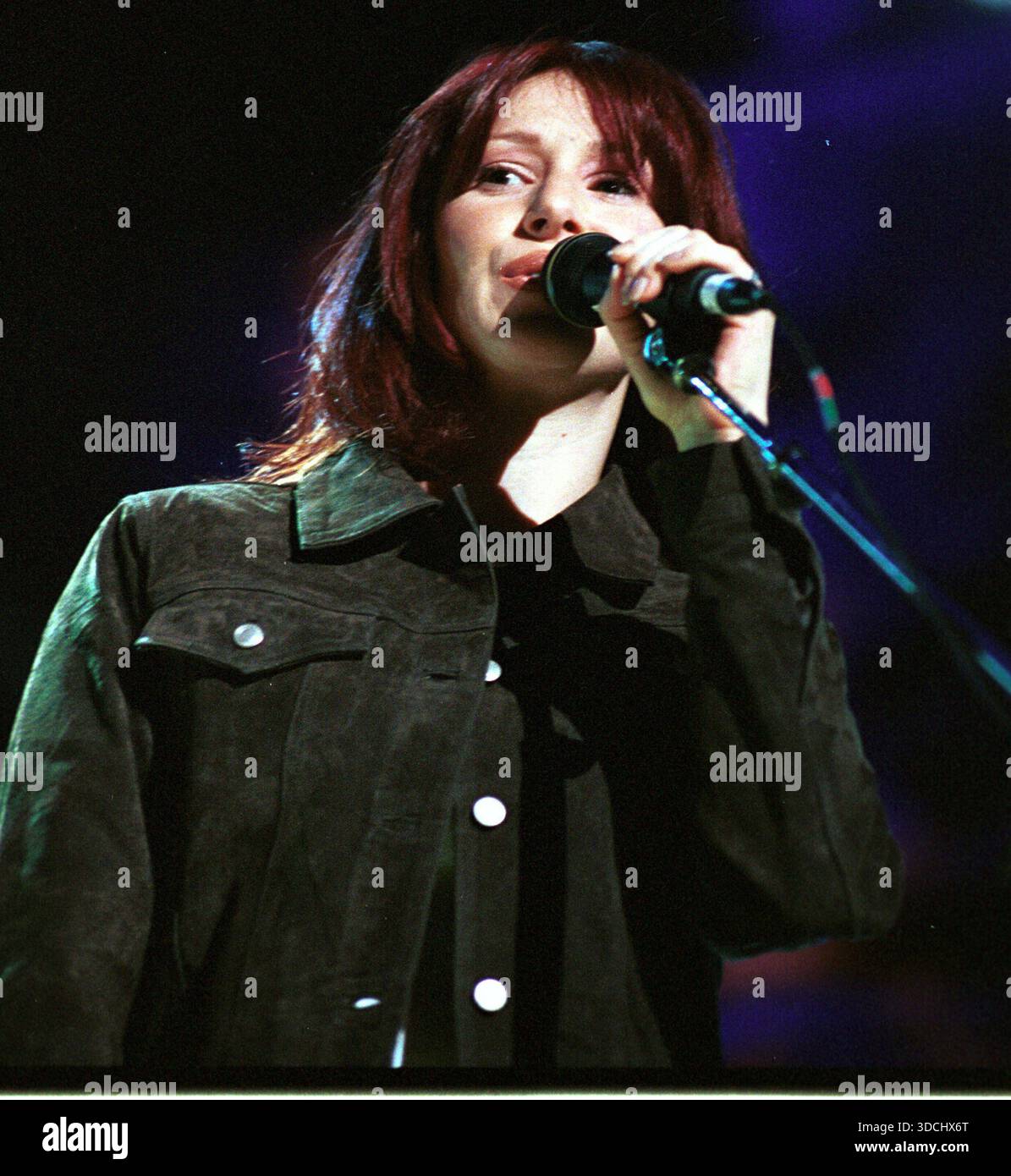 Tiffany (former mall singer) performs one song with John Mellencamp at ...