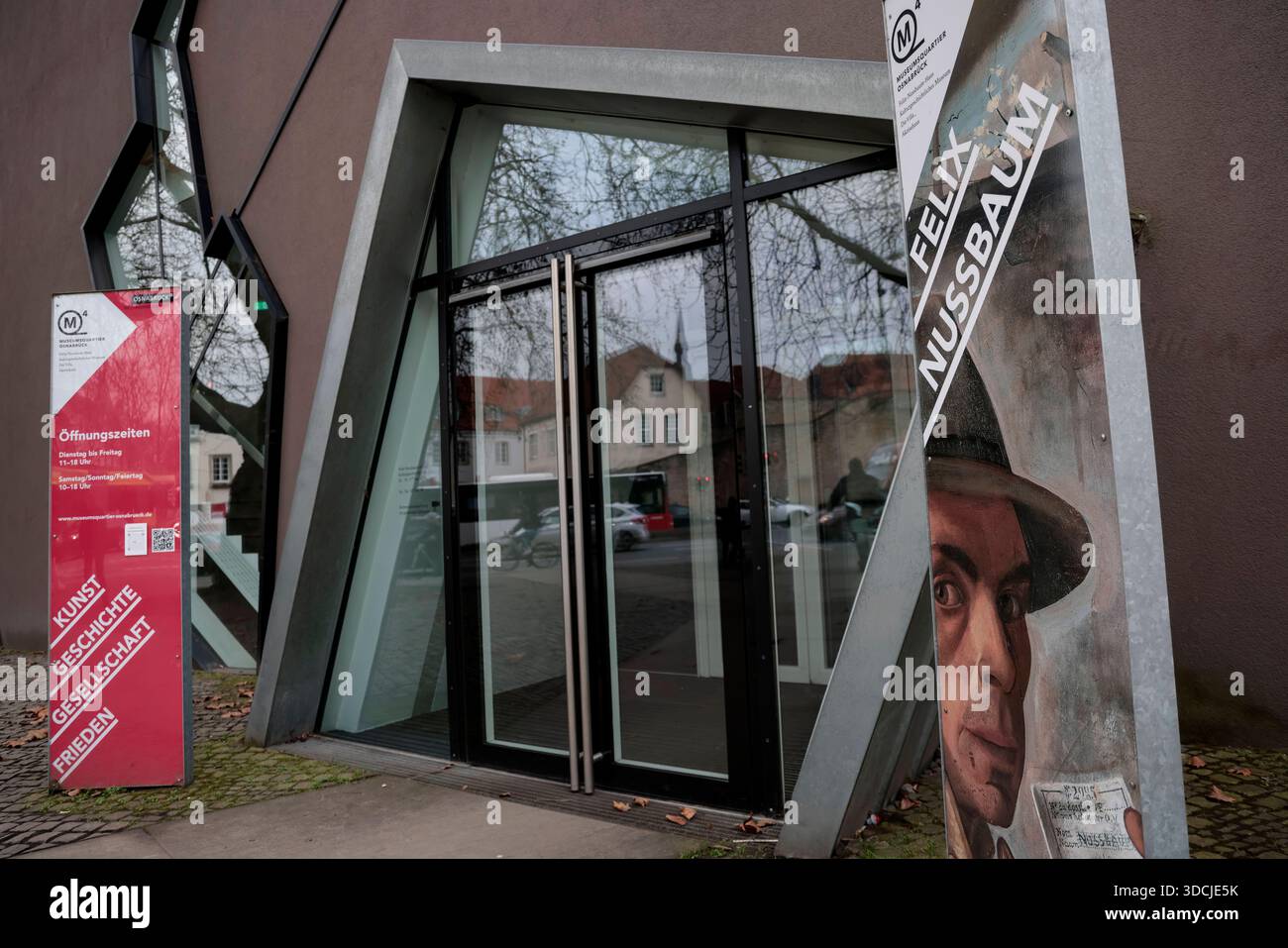 Felix-Nussbaum-Haus - Eine Stele mit dem Porträt *Selbstbildnis mit ...
