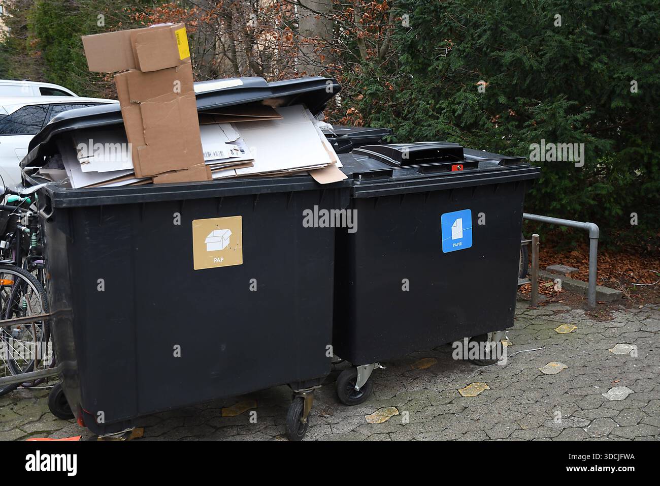 kASTRUP/Copenhagen/ Denmark/22 DECEMBER 2025/ Pap and paper recycle ...