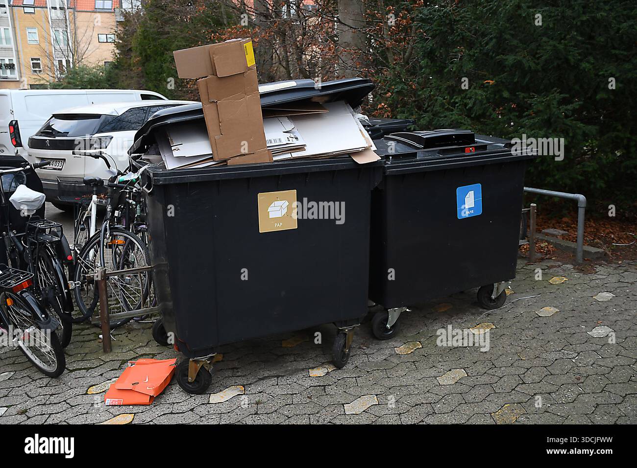 kASTRUP/Copenhagen/ Denmark/22 DECEMBER 2025/ Pap and paper recycle ...