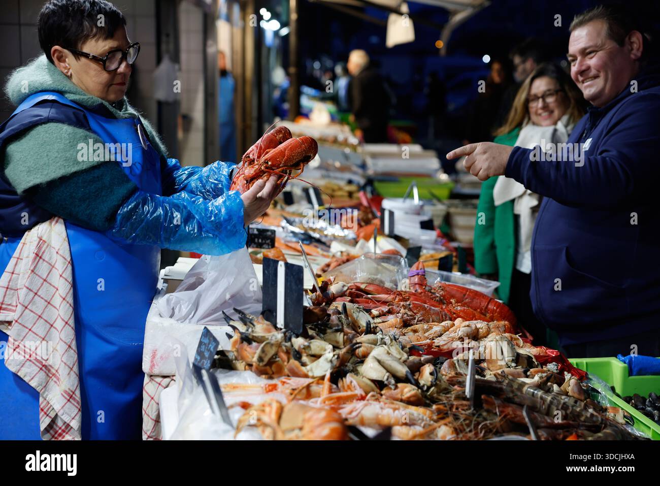 A man sells lobsters for the traditional Christmas Eve dinners, Tuesday ...