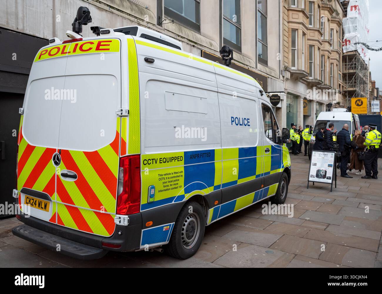 Cornmarket Street Oxford UK, 22nd December 2025. Thames Valley Police ...