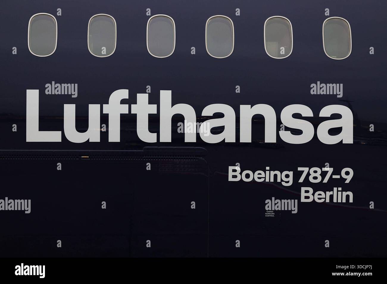 Symbolic image: Lufthansa Boing 787-9 Berlin, The 100-year-livery ...
