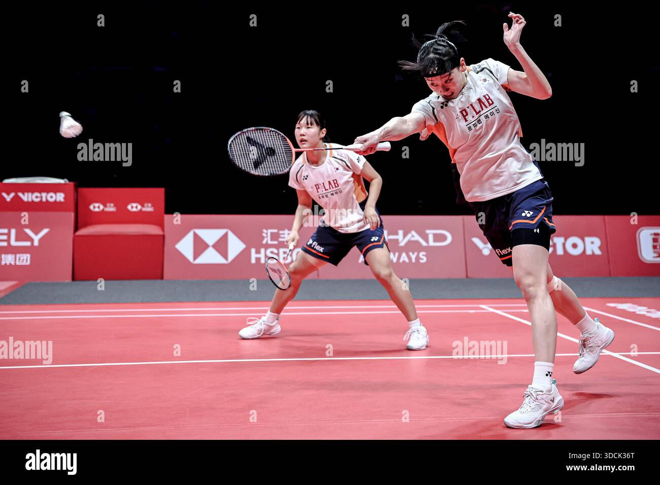 (251220) -- HANGZHOU, Dec. 20, 2025 (Xinhua) -- Baek Ha Na/Lee So Hee ...
