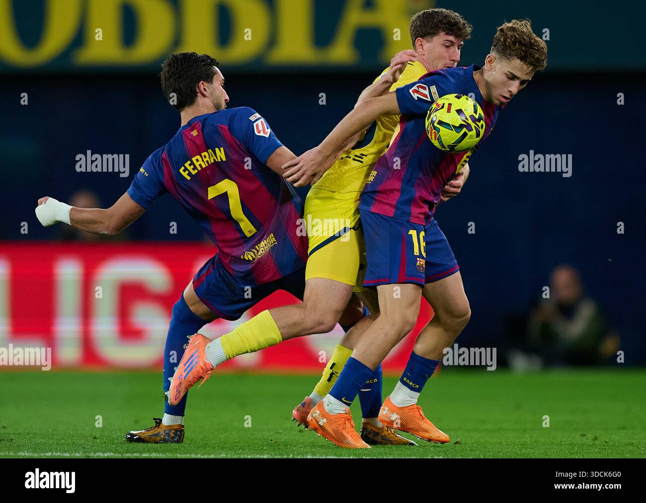 (251222) -- VILA-REAL, Dec. 22, 2025 (Xinhua) -- Pau Navarro (C) of ...