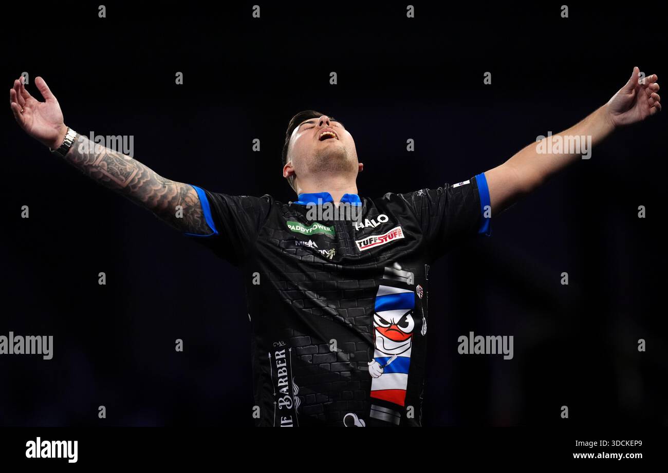 England's Ryan Meikle celebrates defeating New Zealand's Jonny Tata on ...