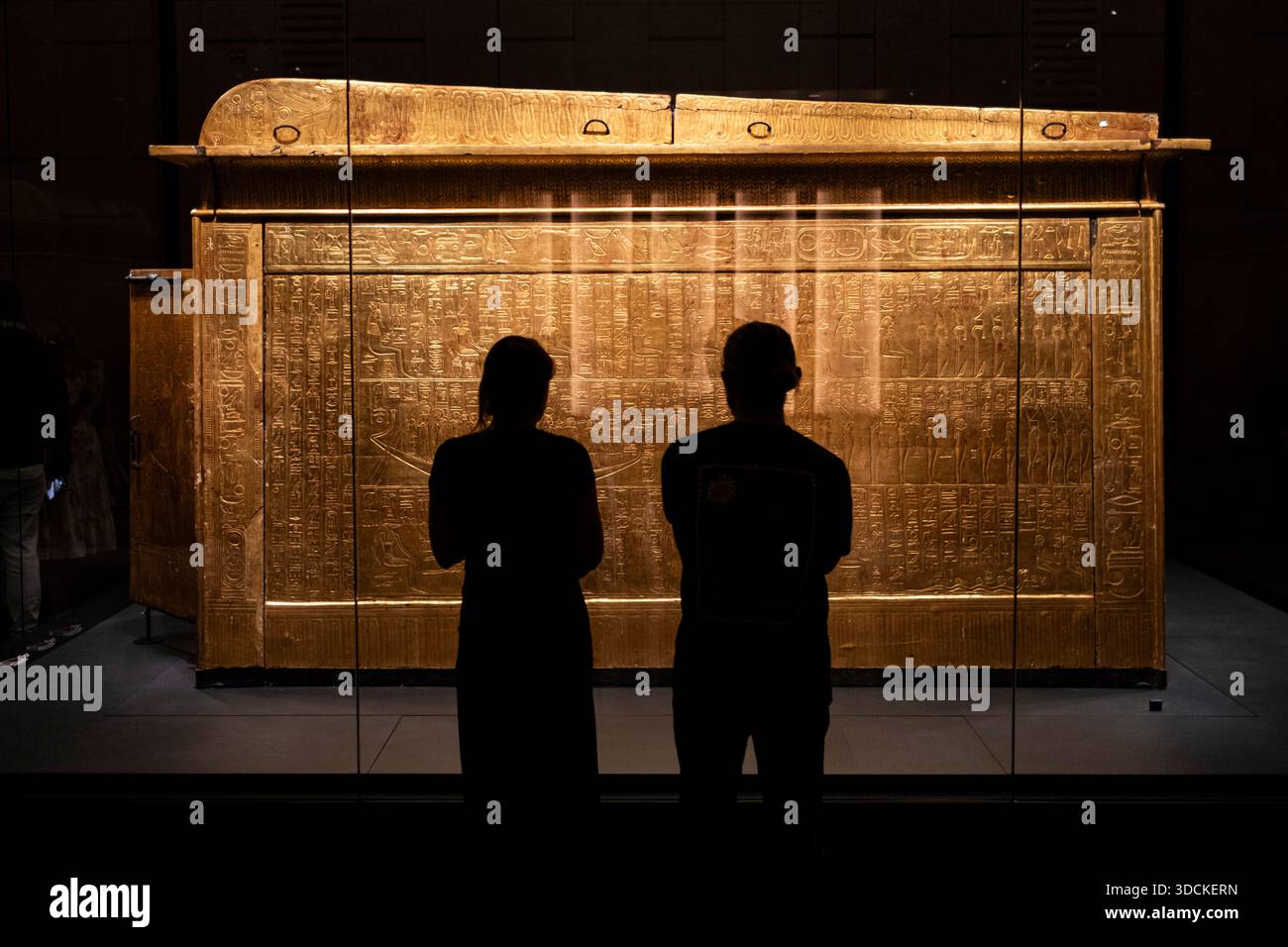 (251221) -- GIZA, Dec. 21, 2025 (Xinhua) -- People view a shrine of ...