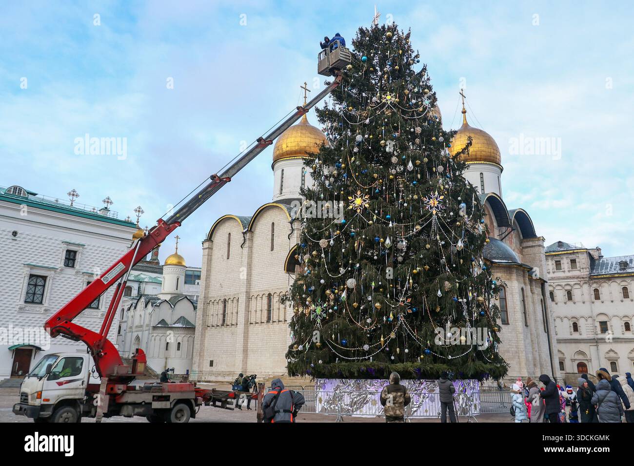 Workers decorate Russia's Main Christmas tree at the Cathedral Square ...