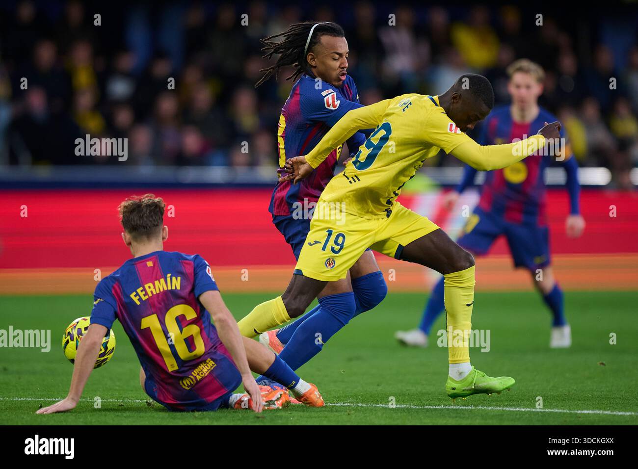 (251222) -- VILA-REAL, Dec. 22, 2025 (Xinhua) -- Fermin Lopez (L) of ...