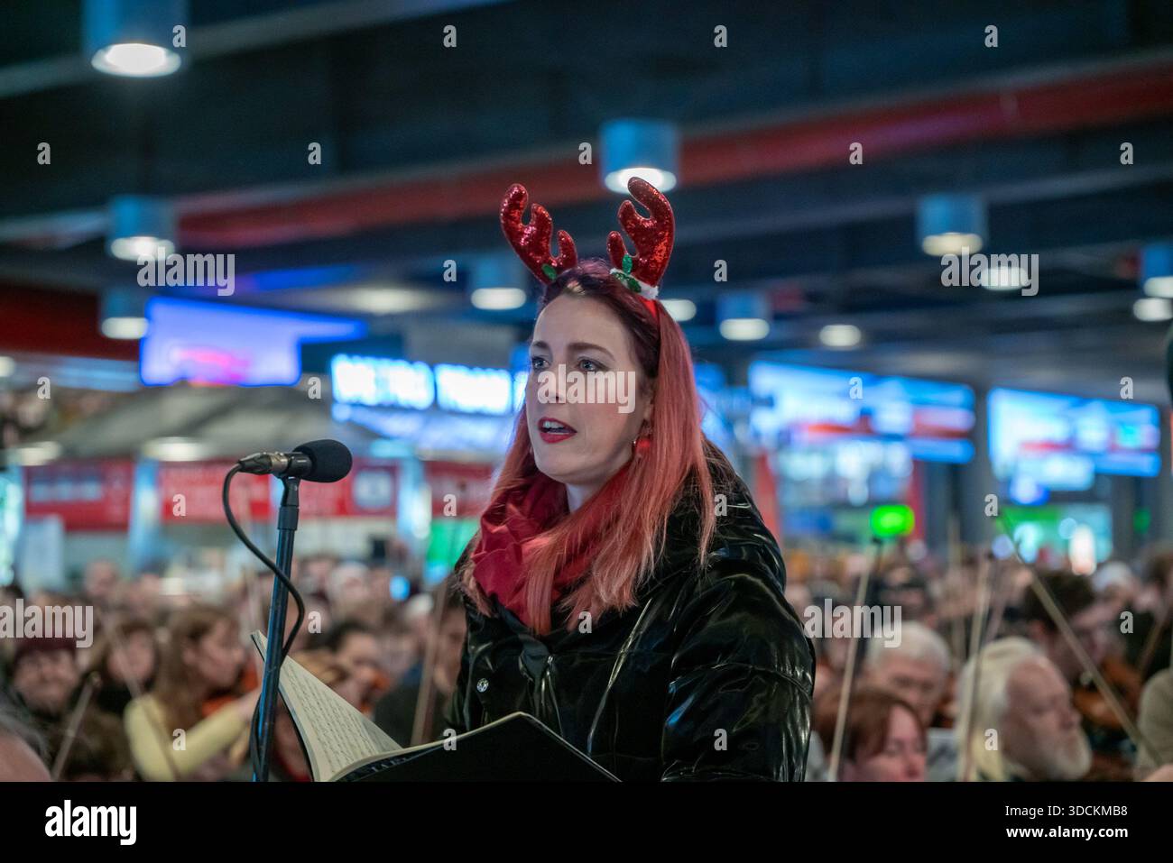 (251223) -- PRAGUE, Dec. 23, 2025 (Xinhua) -- A singer sings at Prague ...