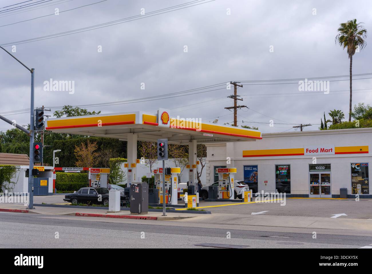 Shell gas station and Food Mart convenience store on overcast day in ...
