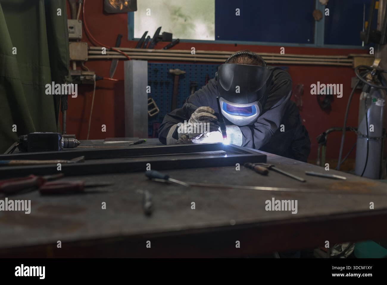 Professional male welder fusing steel hi-res stock photography and ...