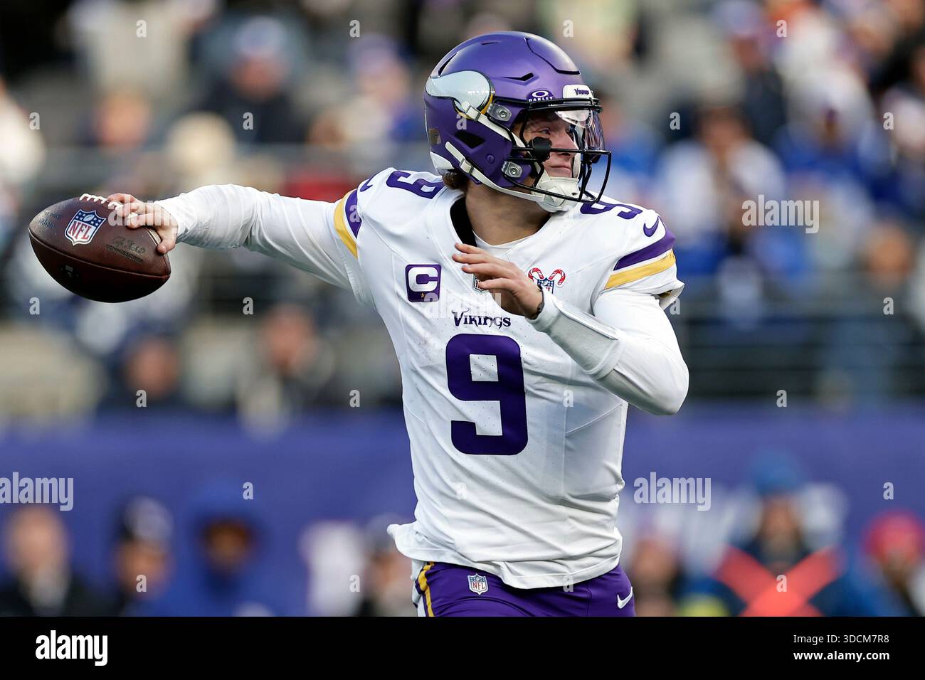 Minnesota Vikings quarterback J.J. McCarthy (9) passes the ball during ...