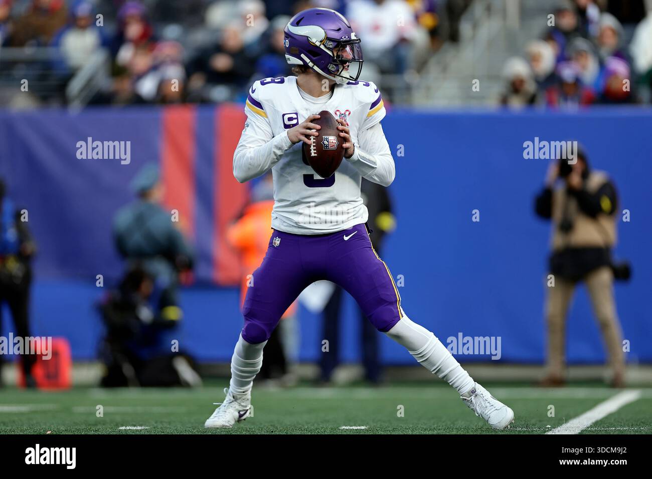 Minnesota Vikings quarterback J.J. McCarthy (9) passes the ball during ...
