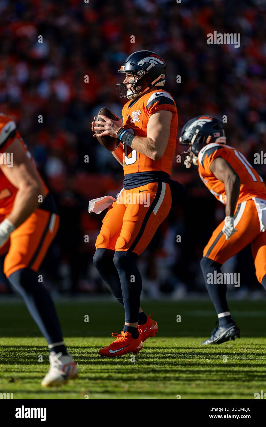 Denver Broncos quarterback Bo Nix (10) receives the snap against the ...