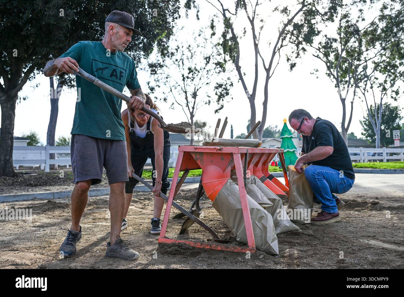 Norco resident Robert Gray and Terry McCauley fill sandbags at ...