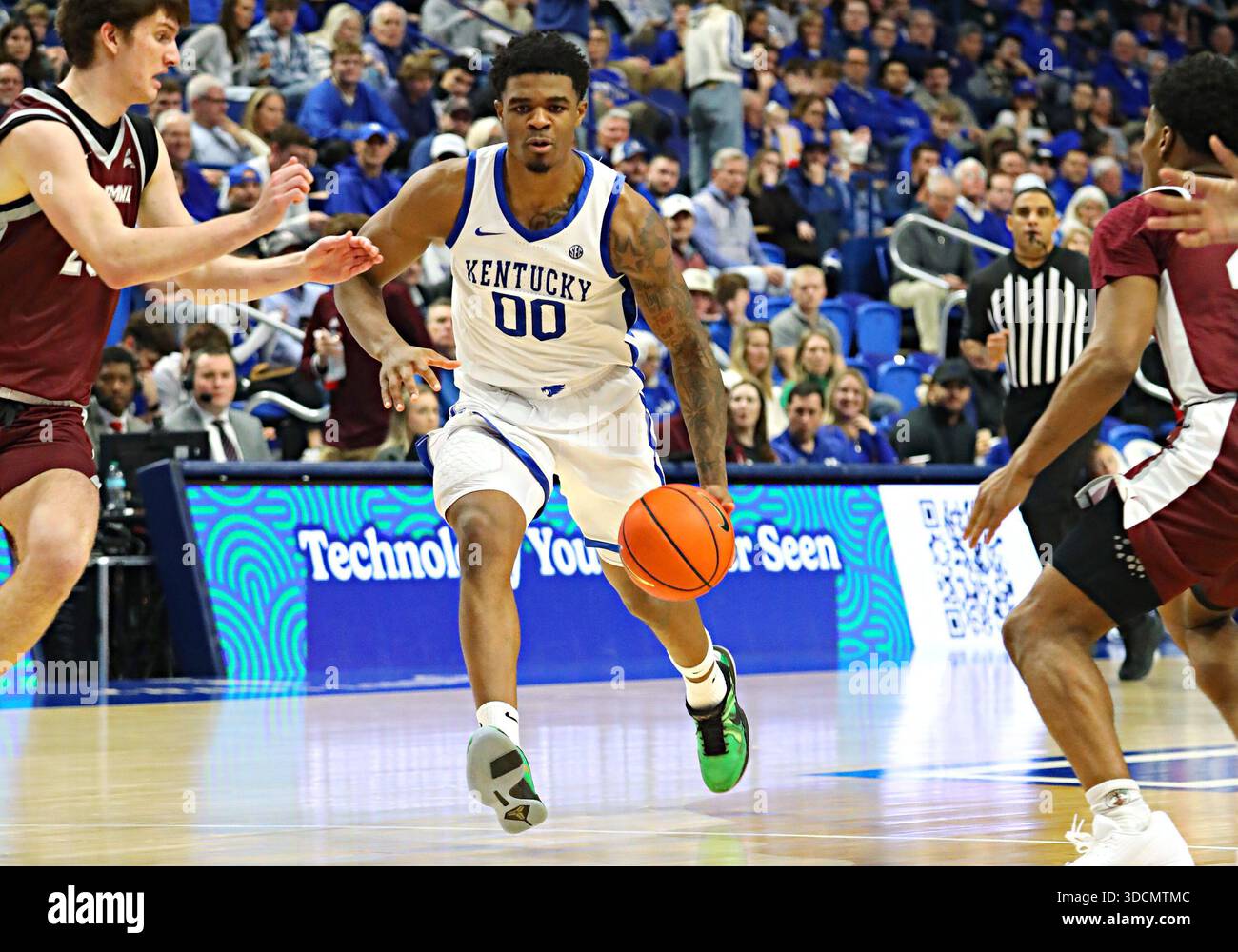 LEXINGTON, KY - DECEMBER 23: Otega Oweh #00 of the Kentucky Wildcats in ...