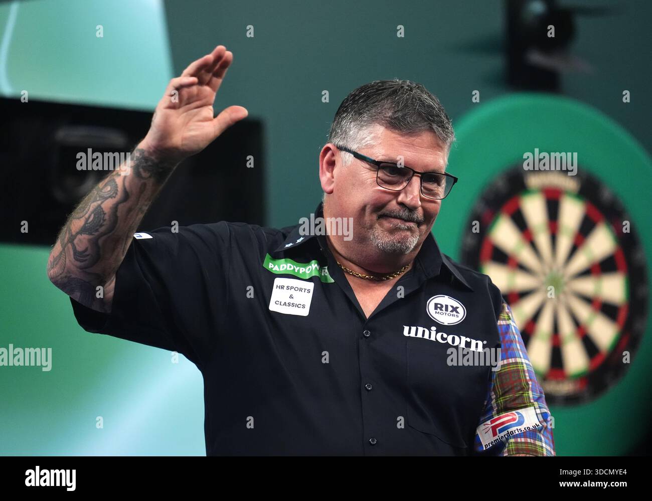Scotland's Gary Anderson celebrates defeating England's Connor Scutt on ...