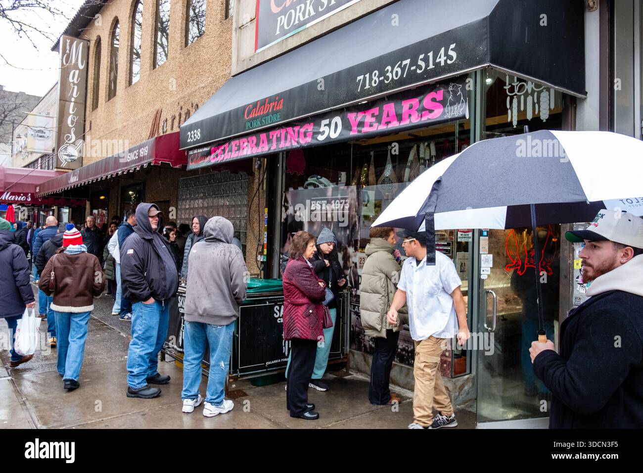 The Bronx, NY, USA – 23 December 2025. Shoppers crowd the markets on ...