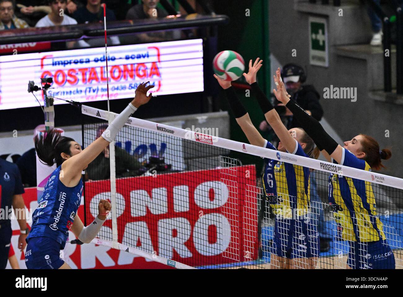 Ting Zhu ( Prosecco DOC A.Carraro Imoco Volley Stock Photo - Alamy