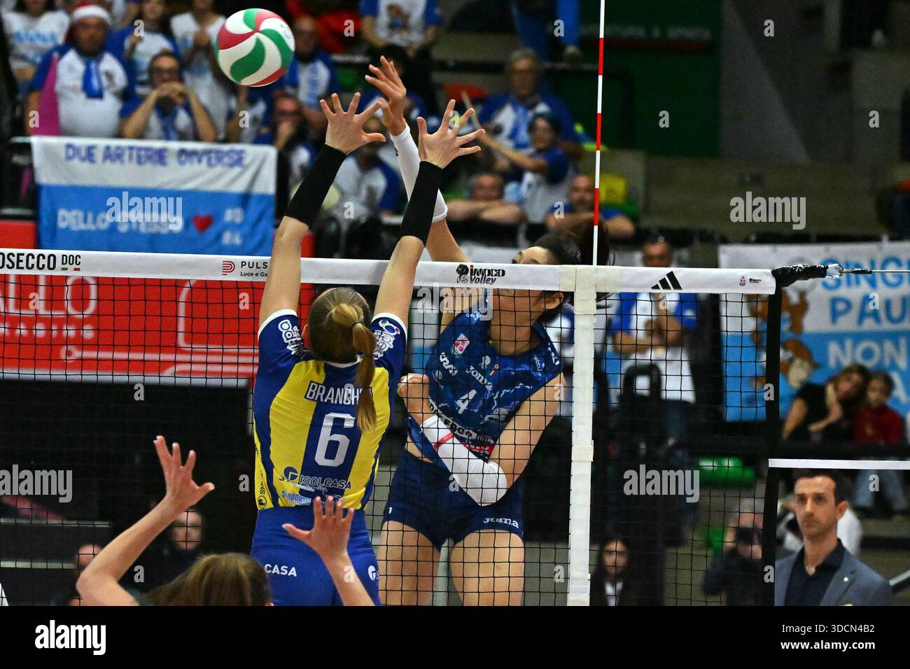 Ting Zhu ( Prosecco DOC A.Carraro Imoco Volley Stock Photo - Alamy
