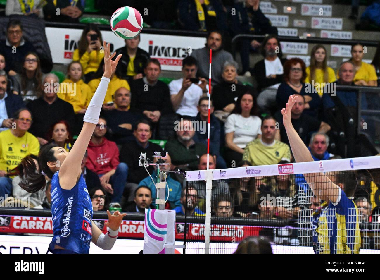 Ting Zhu ( Prosecco DOC A.Carraro Imoco Volley Stock Photo - Alamy