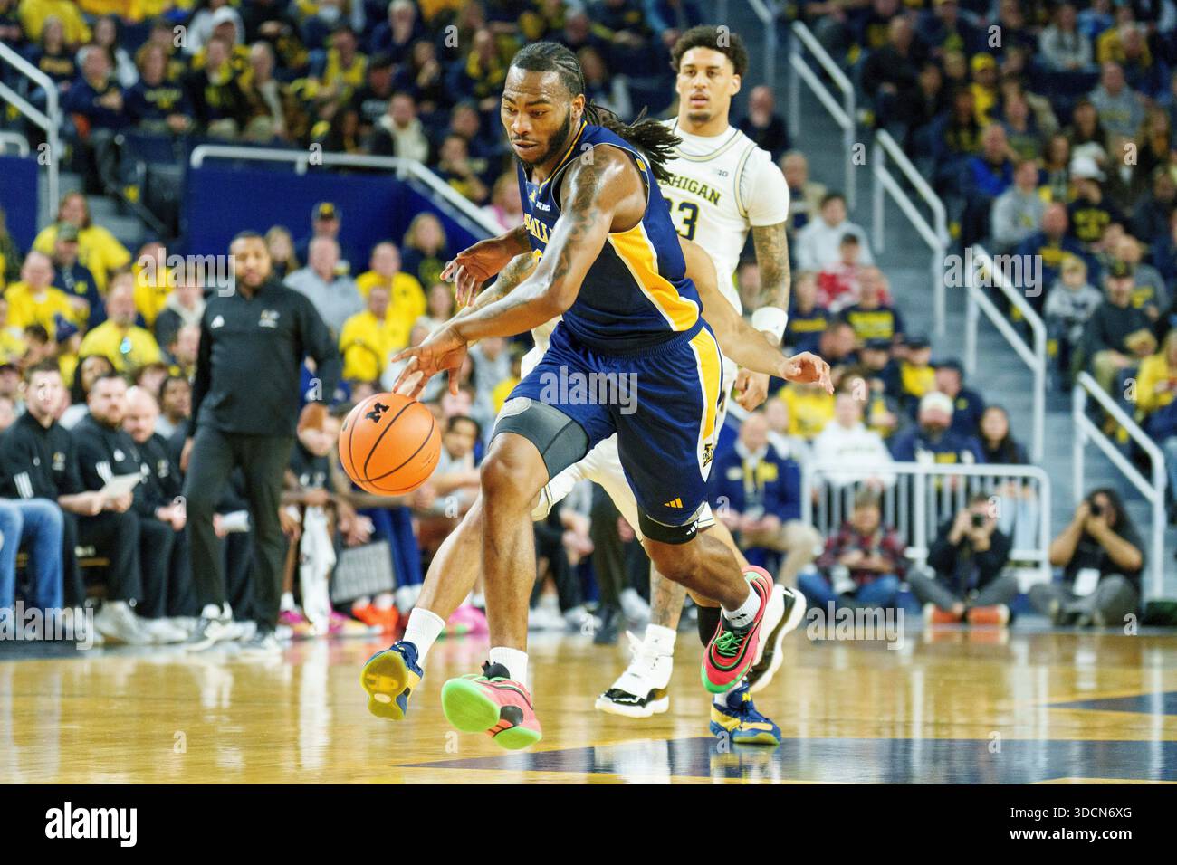 La Salle guard Rob Dockery carries the ball during the first half of an ...