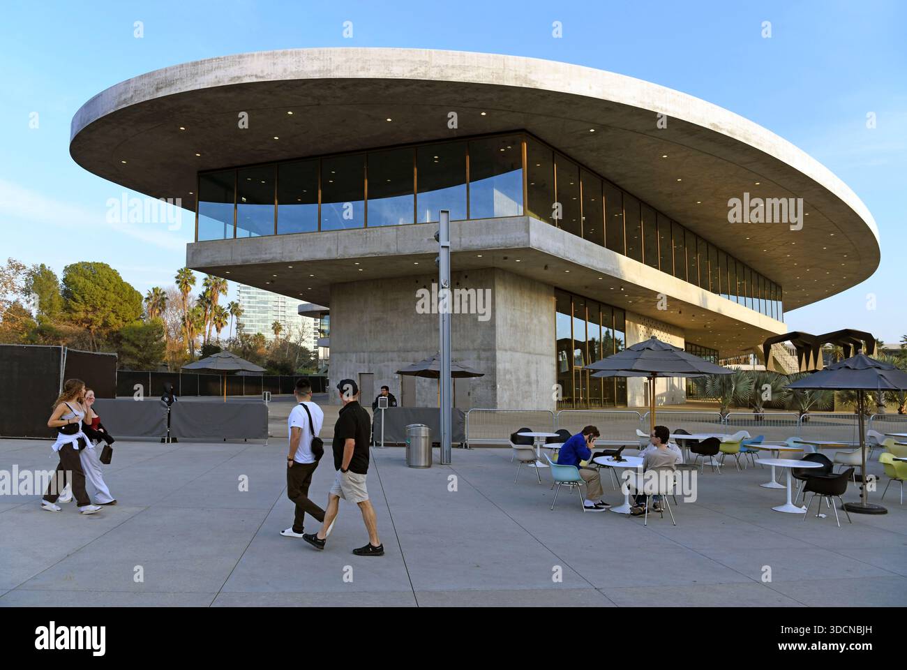 Lacma geffen exterior hi-res stock photography and images - Alamy