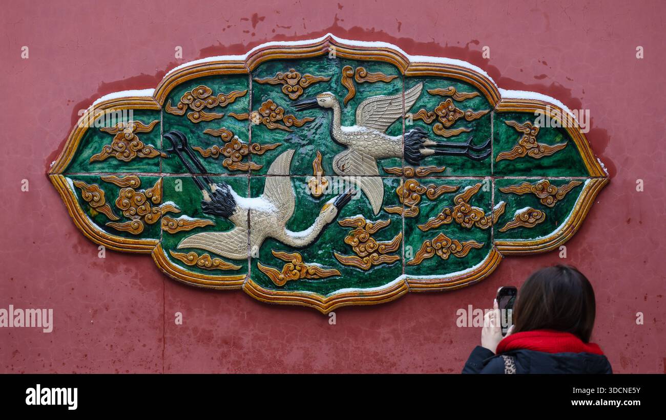 (251224) -- BEIJING, Dec. 24, 2025 (Xinhua) -- A woman takes photos at ...