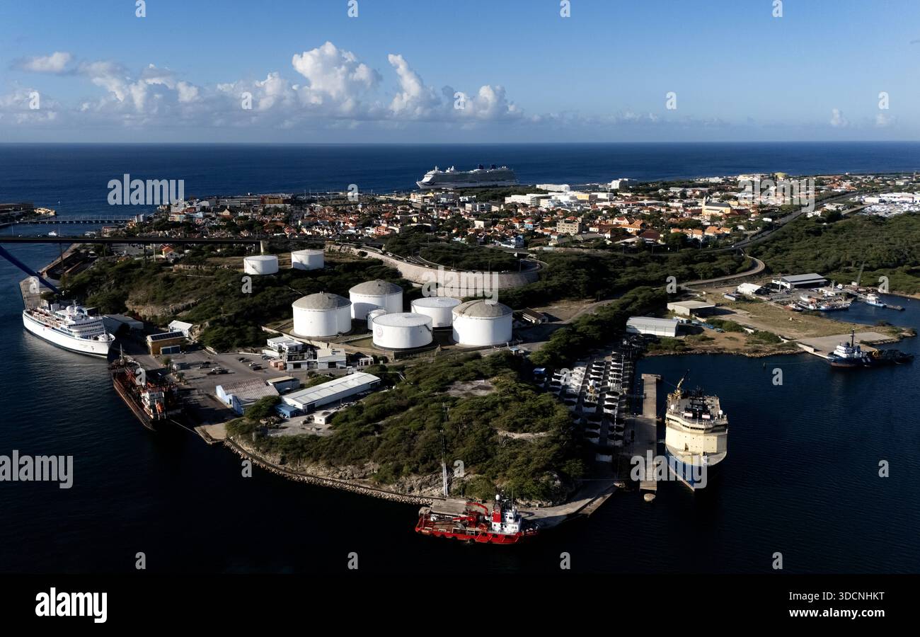 WILLEMSTAD - The Isla refinery on the Isla Peninsula in Willemstad ...