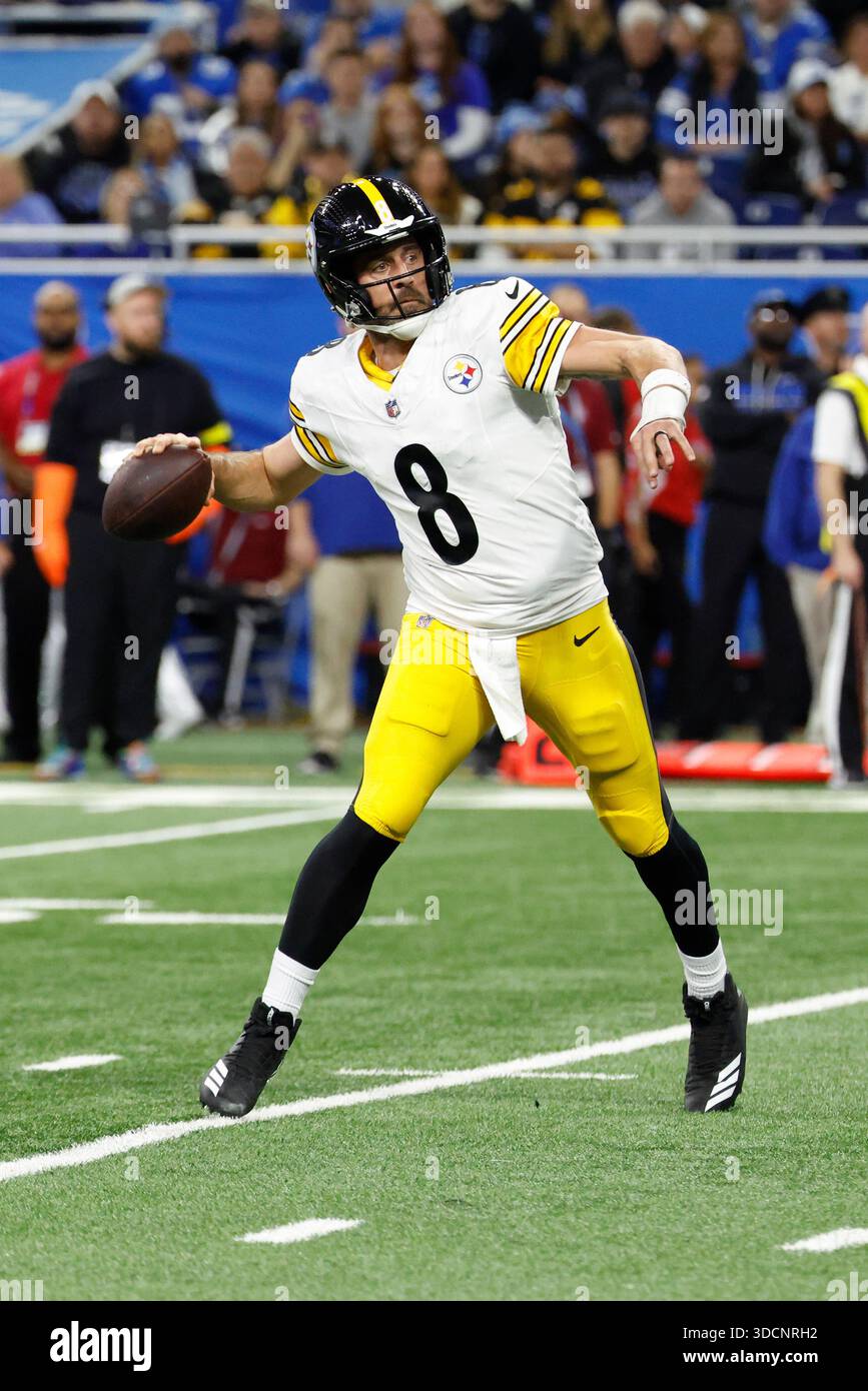 Pittsburgh Steelers quarterback Aaron Rodgers (8) passes against the ...