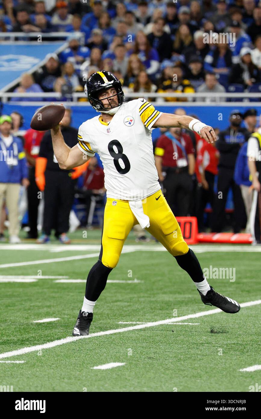 Pittsburgh Steelers quarterback Aaron Rodgers (8) passes against the ...