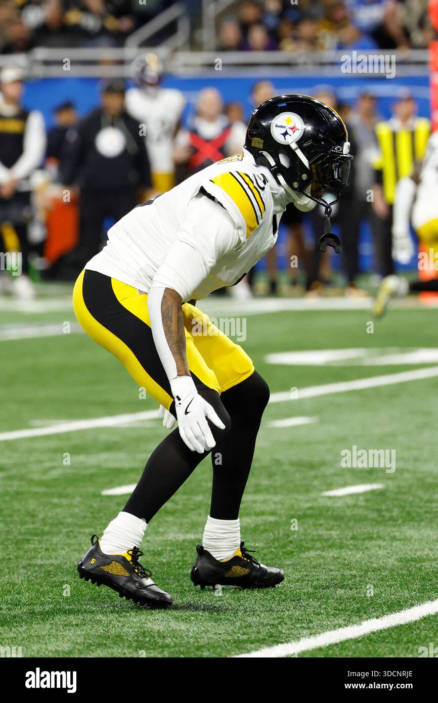 Pittsburgh Steelers cornerback Jalen Ramsey (5) gets set on defense ...