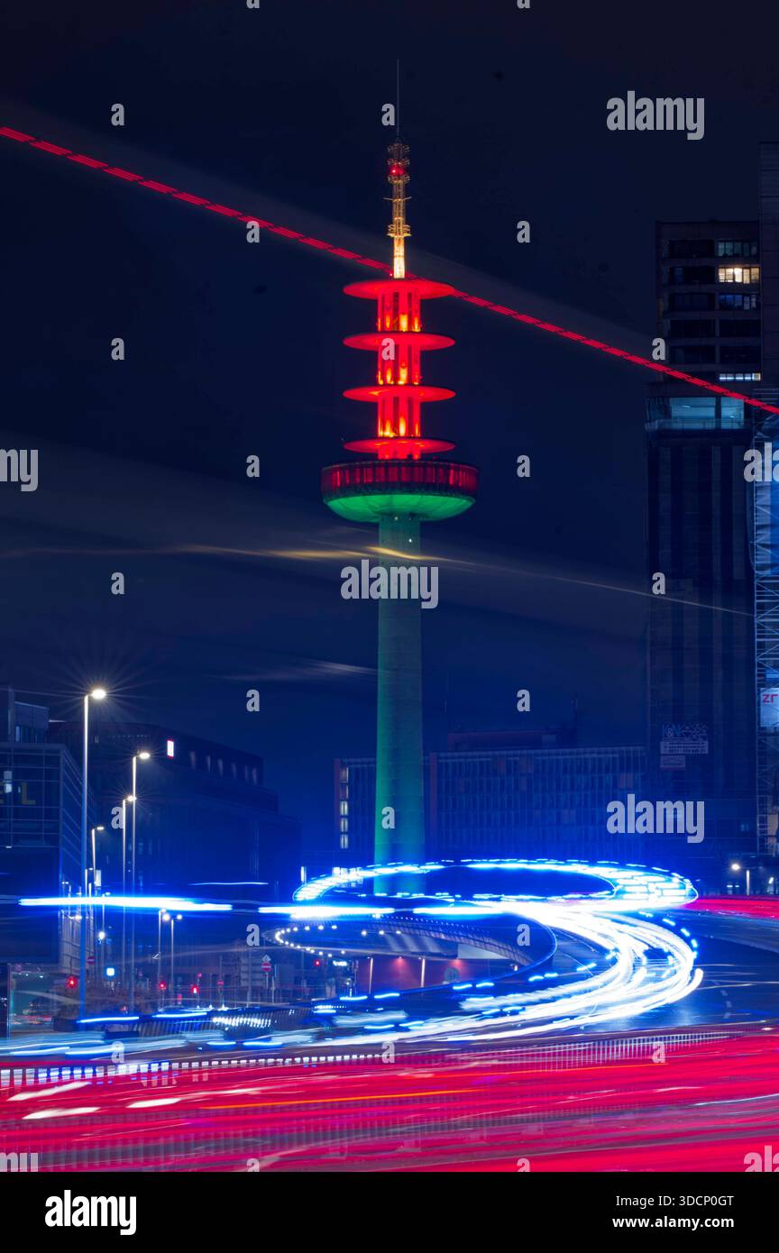 Der Telemoritz als illuminierter Weihnachtsbaum an der Berliner Allee ...