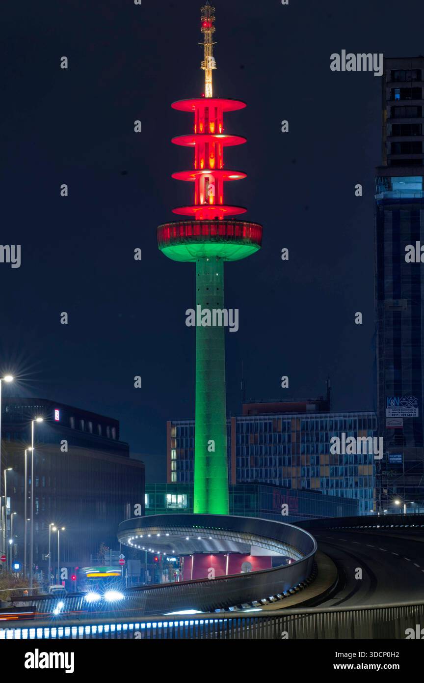 Der Telemoritz als illuminierter Weihnachtsbaum an der Berliner Allee ...